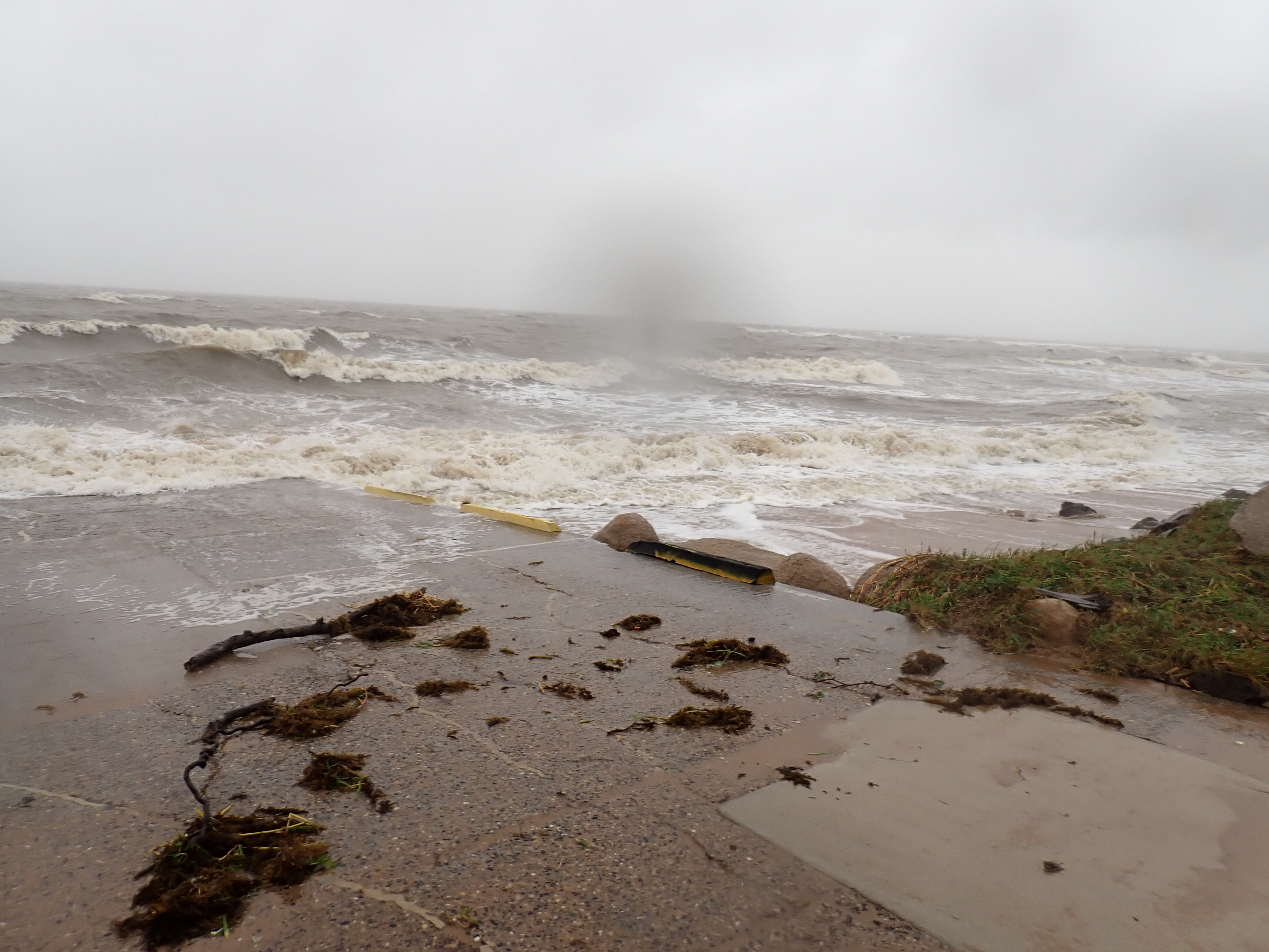 Ex-Tropical Cyclone Alfred smashes Moreton Bay